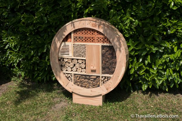 Construction d'un hôtel à insectes rond